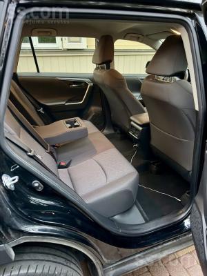 Black Toyota RAV4 2021 in Riga, with an engine capacity of 2.00 L and mileage of 80 thousand km for 23500 €, photo 5 on AUTOMOTO.COM.LV