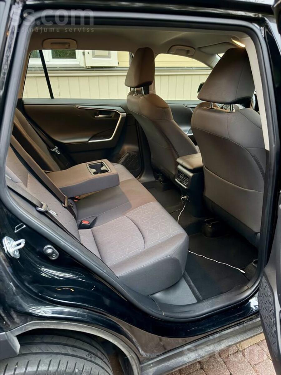 Black Toyota RAV4 2021 in Riga, with an engine capacity of 2.00 L and mileage of 80 thousand km for 23500 €, photo 5 on AUTOMOTO.COM.LV