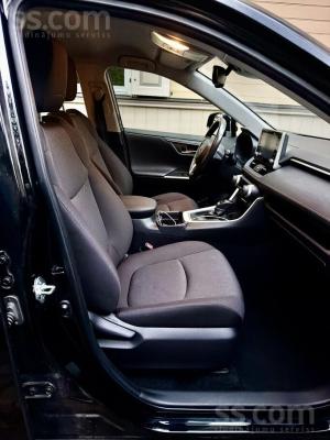 Black Toyota RAV4 2021 in Riga, with an engine capacity of 2.00 L and mileage of 80 thousand km for 23500 €, photo 6 on AUTOMOTO.COM.LV