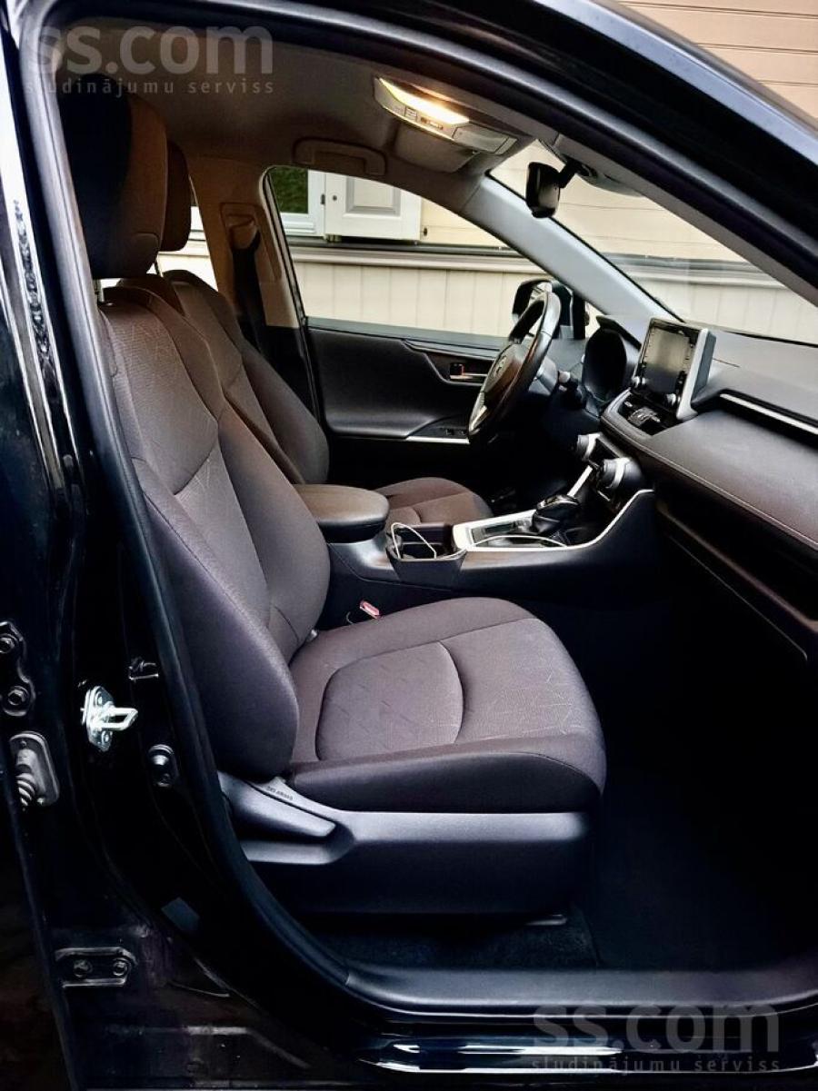 Black Toyota RAV4 2021 in Riga, with an engine capacity of 2.00 L and mileage of 80 thousand km for 23500 €, photo 6 on AUTOMOTO.COM.LV