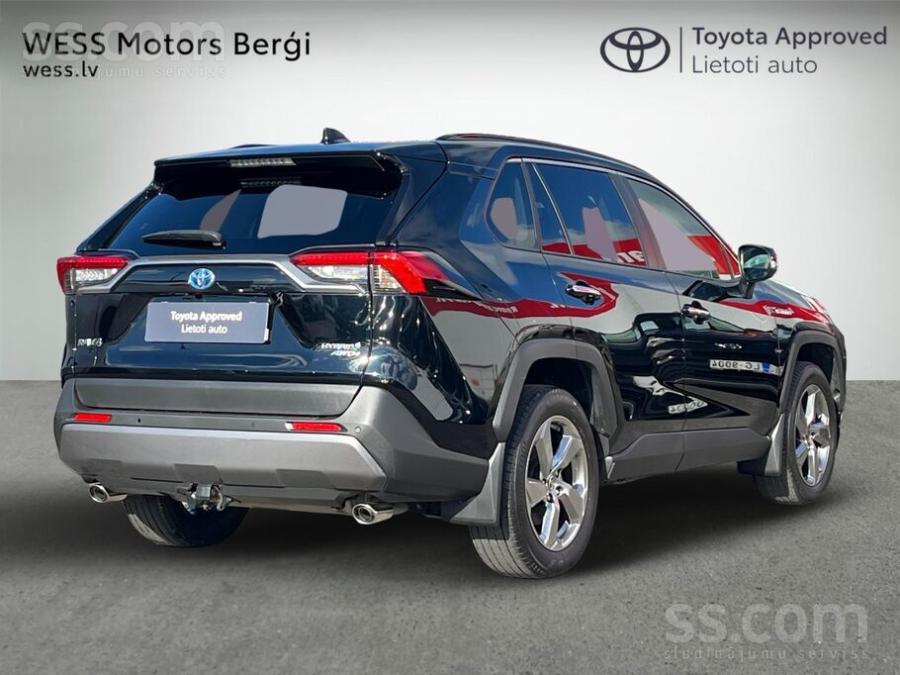 Black Toyota RAV4 2021 in Riga, with an engine capacity of 2.50 L and mileage of 80 thousand km for 30990 €, photo 3 on AUTOMOTO.COM.LV