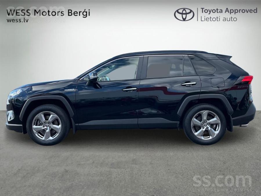 Black Toyota RAV4 2021 in Riga, with an engine capacity of 2.50 L and mileage of 80 thousand km for 30990 €, photo 4 on AUTOMOTO.COM.LV