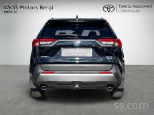 Black Toyota RAV4 2021 in Riga, with an engine capacity of 2.50 L and mileage of 80 thousand km for 30990 €, photo 5 on AUTOMOTO.COM.LV