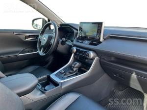 Black Toyota RAV4 2021 in Riga, with an engine capacity of 2.50 L and mileage of 80 thousand km for 30990 €, photo 7 on AUTOMOTO.COM.LV