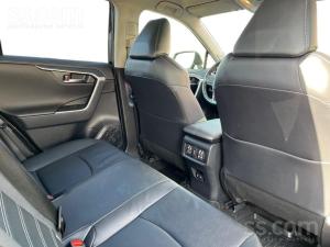 Black Toyota RAV4 2021 in Riga, with an engine capacity of 2.50 L and mileage of 80 thousand km for 30990 €, photo 8 on AUTOMOTO.COM.LV
