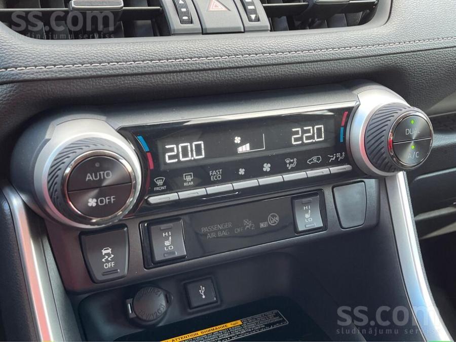 Black Toyota RAV4 2021 in Riga, with an engine capacity of 2.50 L and mileage of 80 thousand km for 30990 €, photo 16 on AUTOMOTO.COM.LV