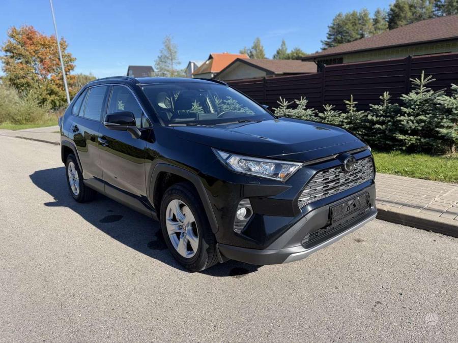Black Toyota RAV4 2021 in Vievis, with an engine capacity of 1.99 L and mileage of 106 thousand km for 20300 €, photo 3 on AUTOMOTO.COM.LV