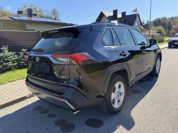 Melns Toyota RAV4 2021 Vievis, ar dzinēja tilpumu 1.99 L un nobraukumu 106 tūkst. km par 20300 €, foto 4 vietnē AUTOMOTO.COM.LV