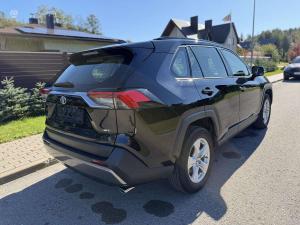 Black Toyota RAV4 2021 in Vievis, with an engine capacity of 1.99 L and mileage of 106 thousand km for 20300 €, photo 4 on AUTOMOTO.COM.LV