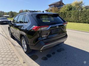 Black Toyota RAV4 2021 in Vievis, with an engine capacity of 1.99 L and mileage of 106 thousand km for 20300 €, photo 5 on AUTOMOTO.COM.LV