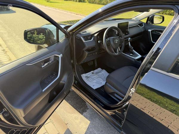 Melns Toyota RAV4 2021 Vievis, ar dzinēja tilpumu 1.99 L un nobraukumu 106 tūkst. km par 20300 €, foto 6 vietnē AUTOMOTO.COM.LV