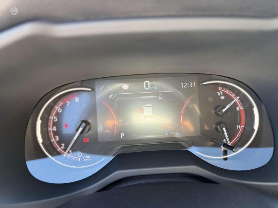 Black Toyota RAV4 2021 in Vievis, with an engine capacity of 1.99 L and mileage of 106 thousand km for 20300 €, photo 8 on AUTOMOTO.COM.LV