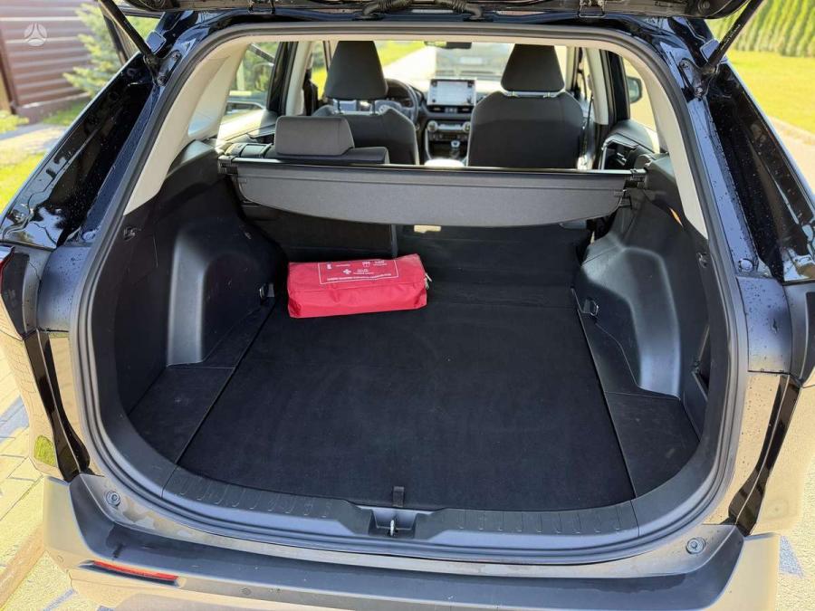 Black Toyota RAV4 2021 in Vievis, with an engine capacity of 1.99 L and mileage of 106 thousand km for 20300 €, photo 12 on AUTOMOTO.COM.LV