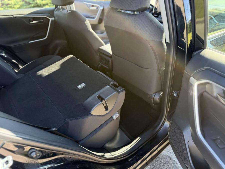 Black Toyota RAV4 2021 in Vievis, with an engine capacity of 1.99 L and mileage of 106 thousand km for 20300 €, photo 13 on AUTOMOTO.COM.LV