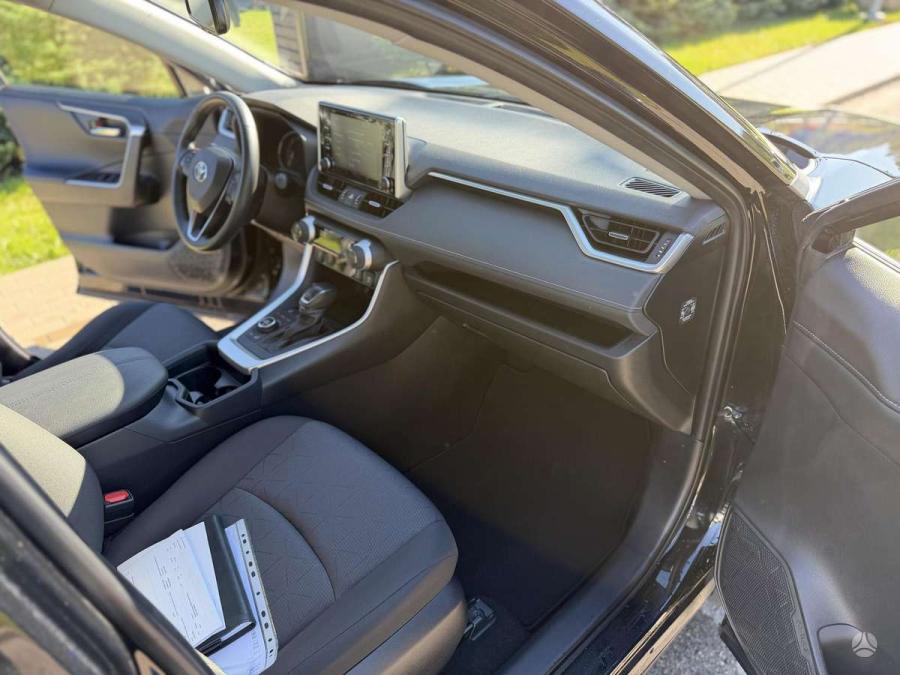 Black Toyota RAV4 2021 in Vievis, with an engine capacity of 1.99 L and mileage of 106 thousand km for 20300 €, photo 14 on AUTOMOTO.COM.LV