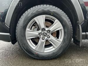 Melns Toyota RAV4 2022 Rīga, ar dzinēja tilpumu 2.00 L un nobraukumu 107 tūkst. km par 25490 €, foto 24 vietnē AUTOMOTO.COM.LV