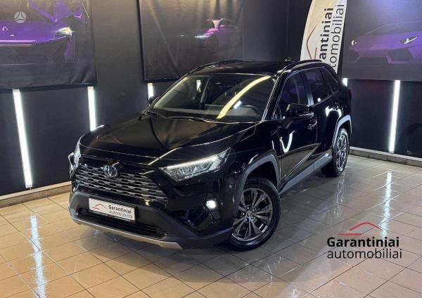 Black Toyota RAV4 2022 in Vilnius, with an engine capacity of 2.49 L and mileage of 98 thousand km for 29950 €, photo 1 on AUTOMOTO.COM.LV