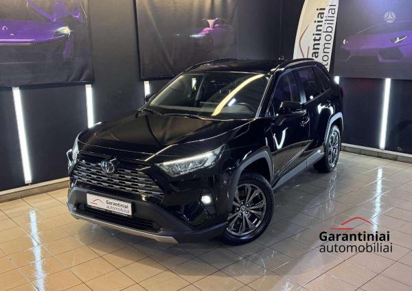 Black Toyota RAV4 2022 in Vilnius, with an engine capacity of 2.49 L and mileage of 99 thousand km for 29950 €, photo 1 on AUTOMOTO.COM.LV