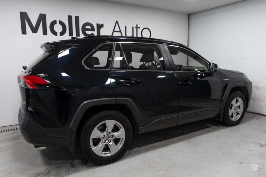 Black Toyota RAV4 2022 in Vilnius, with an engine capacity of 2.50 L and mileage of 112 thousand km for 26600 €, photo 3 on AUTOMOTO.COM.LV