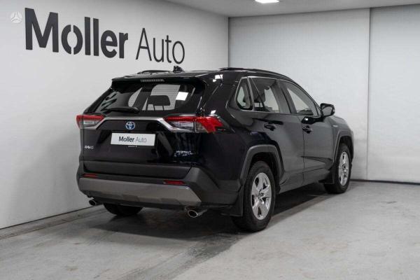 Black Toyota RAV4 2022 in Vilnius, with an engine capacity of 2.50 L and mileage of 112 thousand km for 26600 €, photo 4 on AUTOMOTO.COM.LV