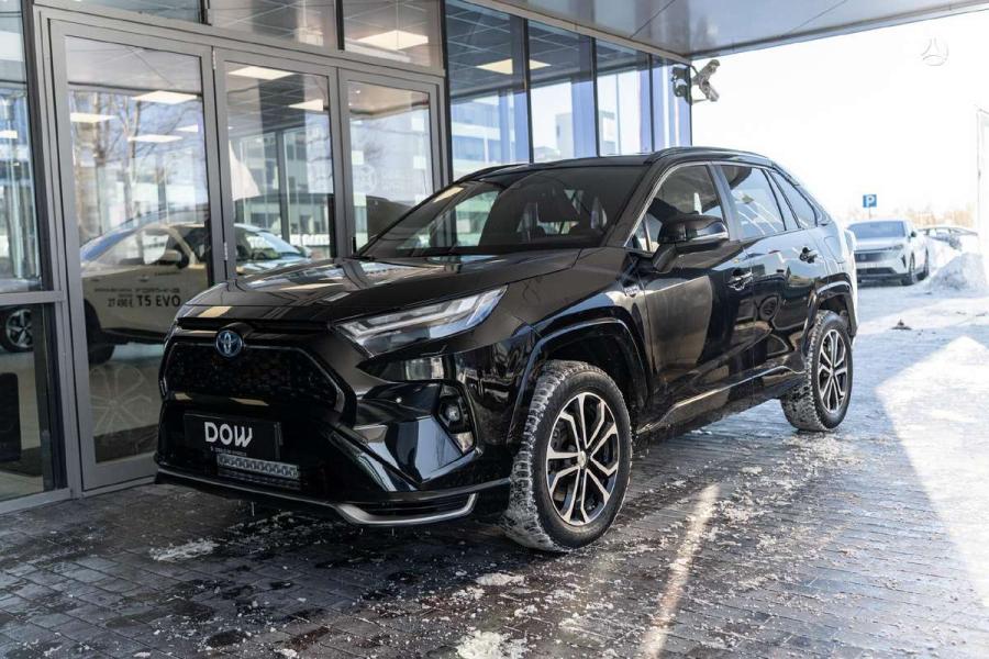 Black Toyota RAV4 2022 in Vilnius, with an engine capacity of 2.49 L and mileage of 127 thousand km for 31900 €, photo 2 on AUTOMOTO.COM.LV