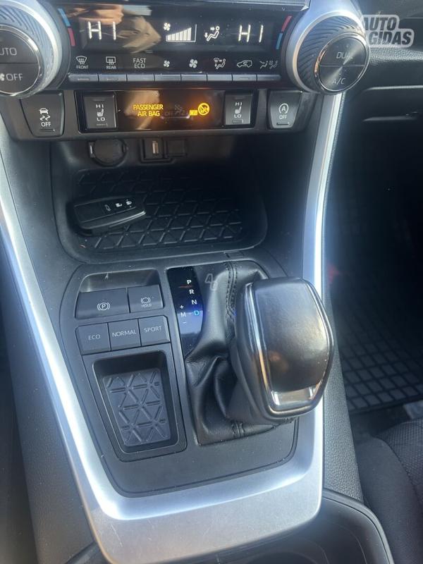 Black Toyota RAV4 2022 in Vilnius, with an engine capacity of 2.00 L and mileage of 72 thousand km for 26900 €, photo 5 on AUTOMOTO.COM.LV