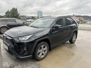 Melns Toyota RAV4 2022 Viļņa, ar dzinēja tilpumu 2.00 L un nobraukumu 72 tūkst. km par 26900 €, foto  vietnē AUTOMOTO.COM.LV