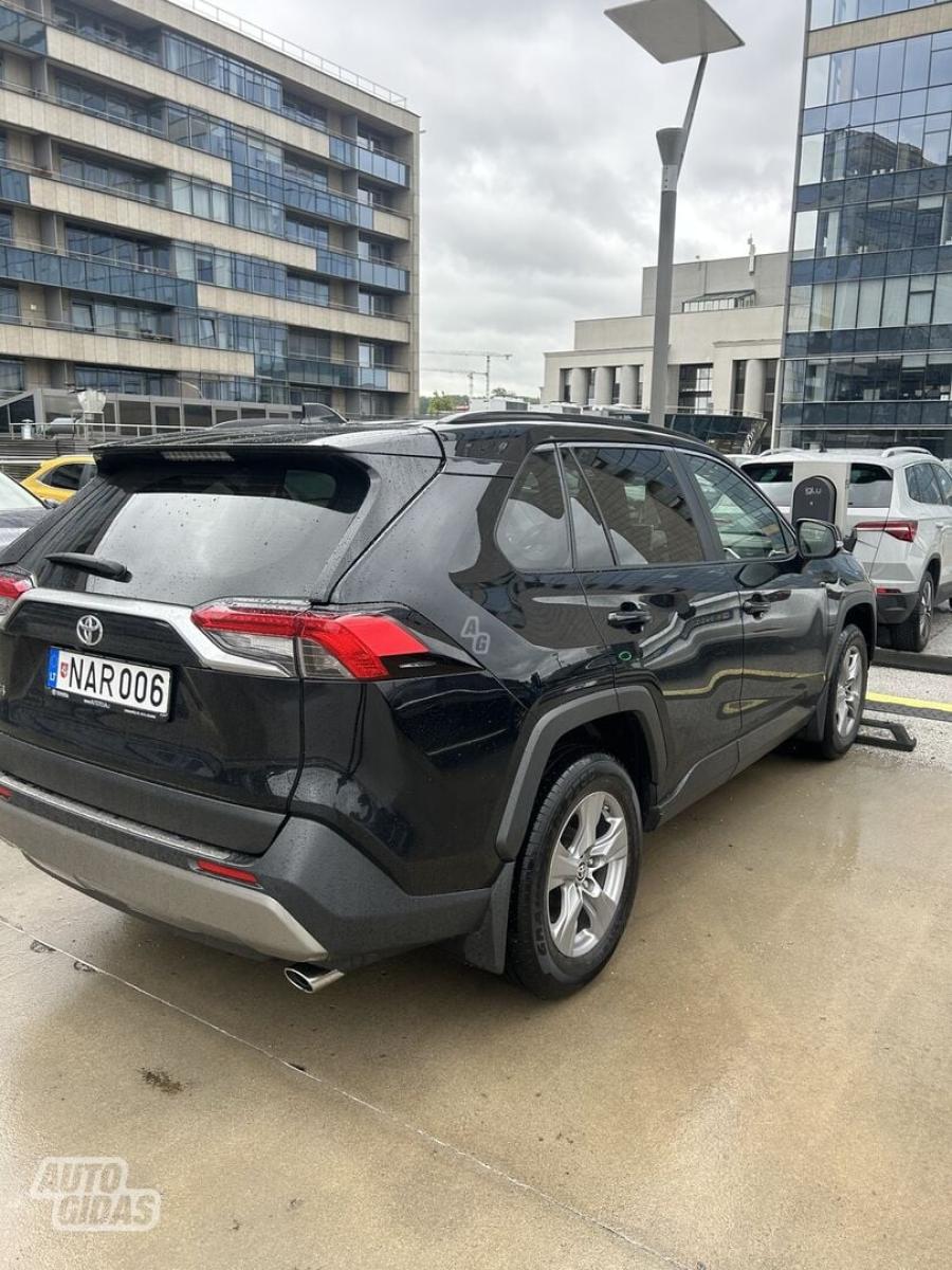 Melns Toyota RAV4 2022 Viļņa, ar dzinēja tilpumu 2.00 L un nobraukumu 72 tūkst. km par 26900 €, foto 3 vietnē AUTOMOTO.COM.LV