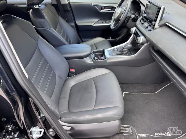 Black Toyota RAV4 2022 in Avizieniai, with an engine capacity of 2.50 L and mileage of 155 thousand km for 27500 €, photo 7 on AUTOMOTO.COM.LV