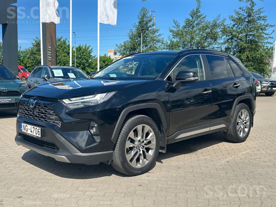 Black Toyota RAV4 2022 in Liepaja, with an engine capacity of 2.50 L and mileage of 128 thousand km for 31900 €, photo 1 on AUTOMOTO.COM.LV