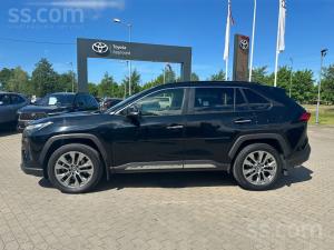 Black Toyota RAV4 2022 in Liepaja, with an engine capacity of 2.50 L and mileage of 128 thousand km for 31900 €, photo 3 on AUTOMOTO.COM.LV