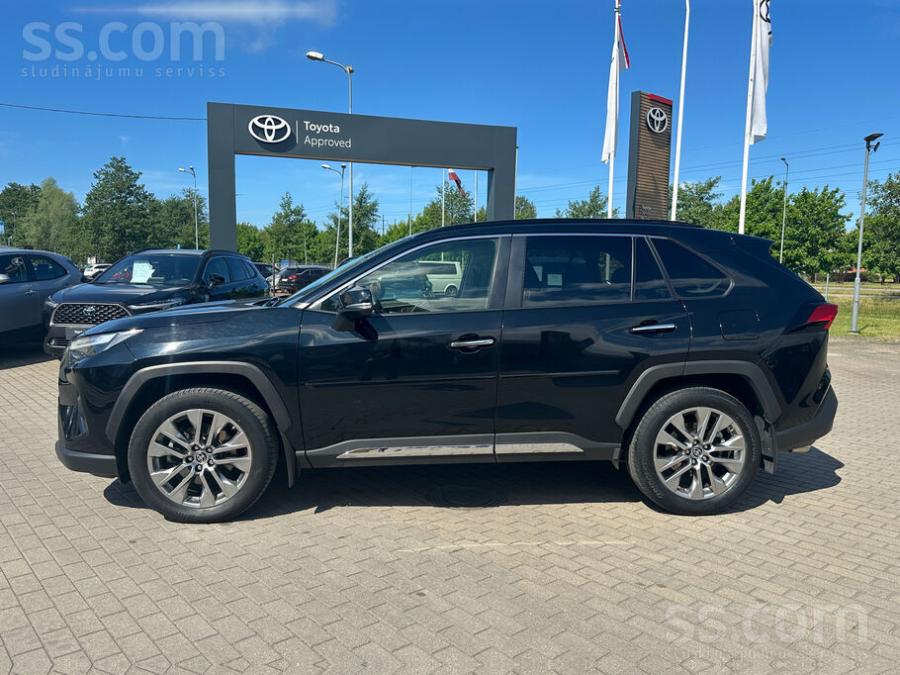 Black Toyota RAV4 2022 in Liepaja, with an engine capacity of 2.50 L and mileage of 128 thousand km for 31900 €, photo 3 on AUTOMOTO.COM.LV