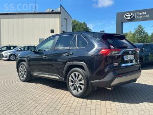 Black Toyota RAV4 2022 in Liepaja, with an engine capacity of 2.50 L and mileage of 128 thousand km for 31900 €, photo 4 on AUTOMOTO.COM.LV