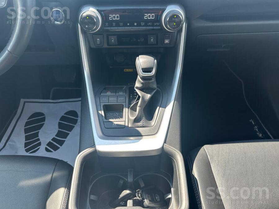 Black Toyota RAV4 2022 in Liepaja, with an engine capacity of 2.50 L and mileage of 128 thousand km for 31900 €, photo 17 on AUTOMOTO.COM.LV