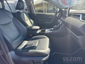 Black Toyota RAV4 2022 in Liepaja, with an engine capacity of 2.50 L and mileage of 128 thousand km for 31900 €, photo 18 on AUTOMOTO.COM.LV