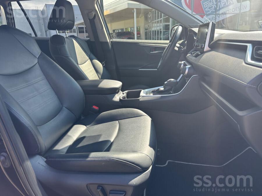 Black Toyota RAV4 2022 in Liepaja, with an engine capacity of 2.50 L and mileage of 128 thousand km for 31900 €, photo 18 on AUTOMOTO.COM.LV