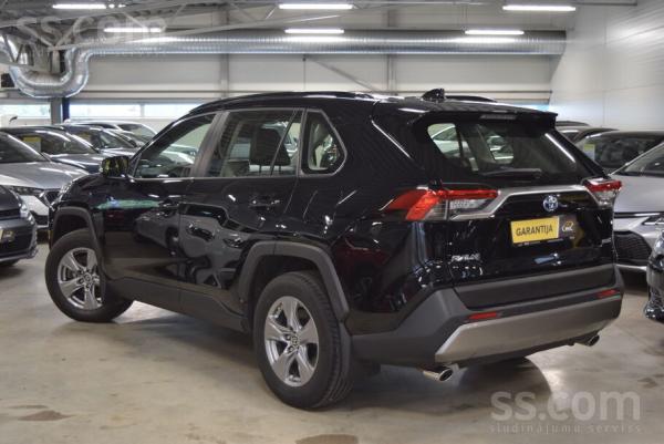 Black Toyota RAV4 2022 in Riga, with an engine capacity of 2.50 L and mileage of 81 thousand km for 30500 €, photo 2 on AUTOMOTO.COM.LV
