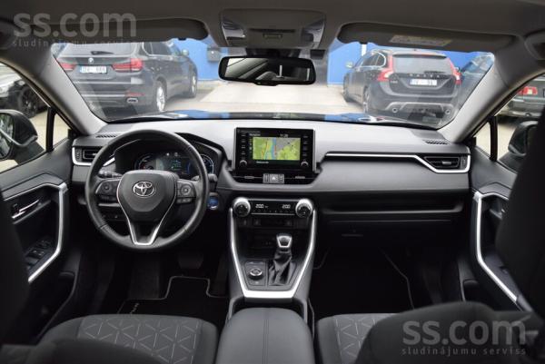 Black Toyota RAV4 2022 in Riga, with an engine capacity of 2.50 L and mileage of 81 thousand km for 30500 €, photo 4 on AUTOMOTO.COM.LV