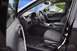 Melns Toyota RAV4 2022 Rīga, ar dzinēja tilpumu 2.50 L un nobraukumu 81 tūkst. km par 28900 €, foto 4 vietnē AUTOMOTO.COM.LV