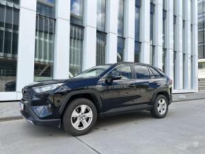 Melns Toyota RAV4 2022 Viļņa, ar dzinēja tilpumu 2.49 L un nobraukumu 75 tūkst. km par 29500 €, foto  vietnē AUTOMOTO.COM.LV