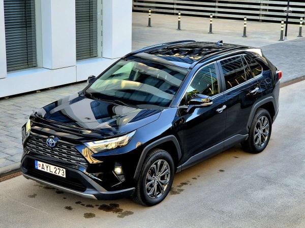 Black Toyota RAV4 2022 in Vilnius, with an engine capacity of 2.49 L and mileage of 166 thousand km for 25000 €, photo 1 on AUTOMOTO.COM.LV