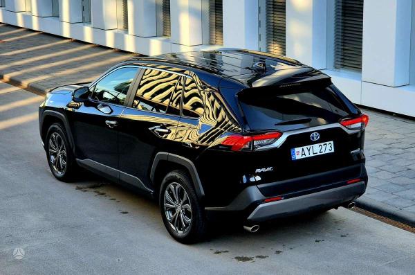Black Toyota RAV4 2022 in Vilnius, with an engine capacity of 2.49 L and mileage of 166 thousand km for 25000 €, photo 2 on AUTOMOTO.COM.LV
