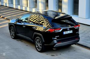 Black Toyota RAV4 2022 in Vilnius, with an engine capacity of 2.49 L and mileage of 166 thousand km for 25000 €, photo 3 on AUTOMOTO.COM.LV