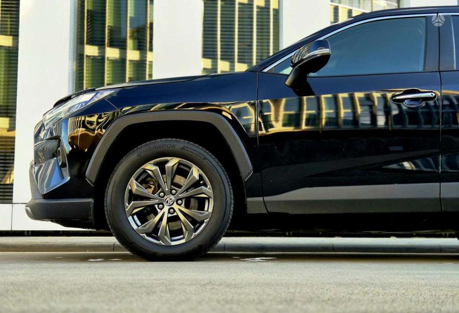 Black Toyota RAV4 2022 in Vilnius, with an engine capacity of 2.49 L and mileage of 166 thousand km for 25000 €, photo 4 on AUTOMOTO.COM.LV