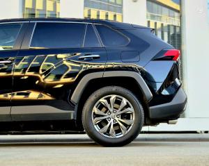 Black Toyota RAV4 2022 in Vilnius, with an engine capacity of 2.49 L and mileage of 166 thousand km for 25000 €, photo 5 on AUTOMOTO.COM.LV