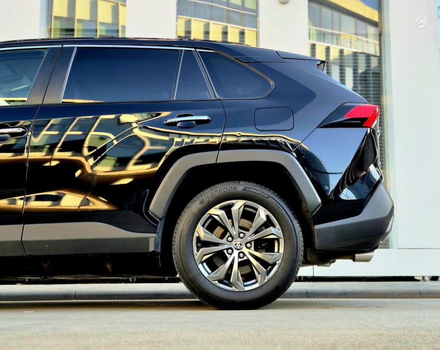 Black Toyota RAV4 2022 in Vilnius, with an engine capacity of 2.49 L and mileage of 166 thousand km for 25000 €, photo 5 on AUTOMOTO.COM.LV