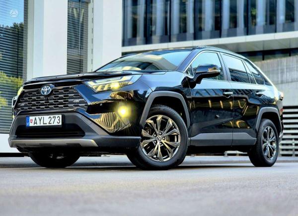 Black Toyota RAV4 2022 in Vilnius, with an engine capacity of 2.49 L and mileage of 166 thousand km for 25000 €, photo 5 on AUTOMOTO.COM.LV