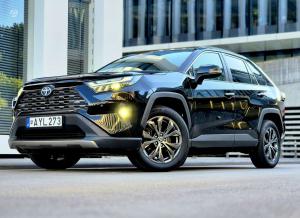 Black Toyota RAV4 2022 in Vilnius, with an engine capacity of 2.49 L and mileage of 166 thousand km for 25000 €, photo 6 on AUTOMOTO.COM.LV