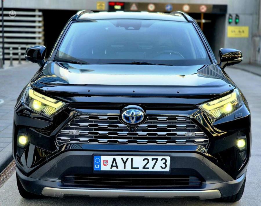 Black Toyota RAV4 2022 in Vilnius, with an engine capacity of 2.49 L and mileage of 166 thousand km for 25000 €, photo 8 on AUTOMOTO.COM.LV