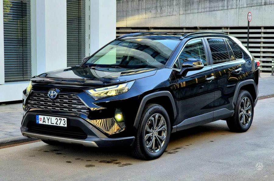 Black Toyota RAV4 2022 in Vilnius, with an engine capacity of 2.49 L and mileage of 166 thousand km for 25000 €, photo 9 on AUTOMOTO.COM.LV